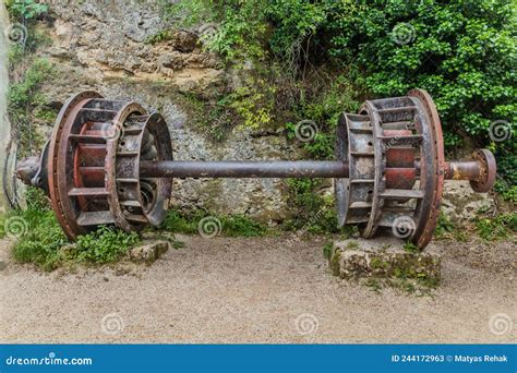 Vieja Turbina De La Central Hidroeléctrica De Jaruga En El Croat Del Parque Nacional De Krka