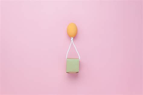 배열 장식 행복 한 부활절 휴일 배경 개념의 상위 보기 샷 평면은 최소한의 다채로운 부활절 달걀 풍선 비행 전송 사무실