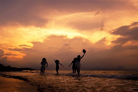 일몰 바다 해변에 함께 실행 하는 행복 한 여자의 실루엣 여름 휴가 개념 곡 식과 영화 필름 톤입니다 귀여운에 대한 스톡 사진 및 기타 이미지 Istock