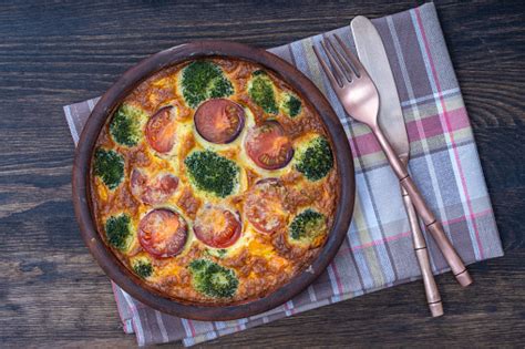 야채 프리타타 간단한 채식 식품세라믹 그릇 나무 테이블에 계란 토마토 후추 양파 브로콜리와 치즈프리타타 이탈리안 달걀 오믈렛 감자 요리에 대한 스톡 사진 및 기타 이미지
