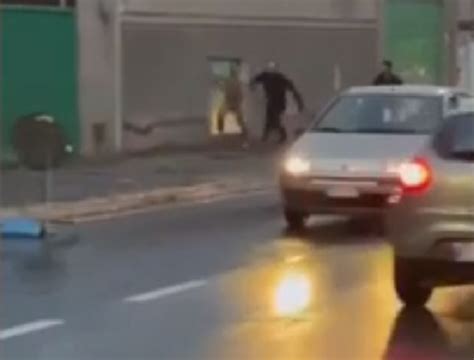 Provoca Incidente Si Spoglia E Scappa Nudo A Piedi 22enne Bloccato Dopo Due Chilometri