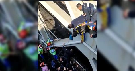 El Heroico Rescate De Una Mujer Que Se Quería Lanzar A Las Vías Del