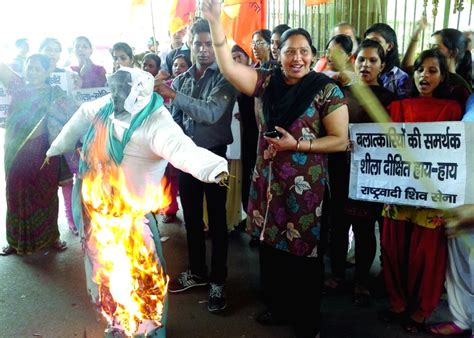 Shiv Sena Workers Burn Effigy Sheila Dixit Protesting Against The