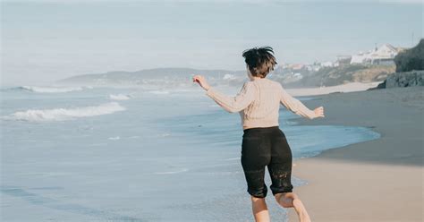 해변을 따라 바다를 향해 달리는 여자 사진 Unsplash의 해변을 걷는 여자 이미지