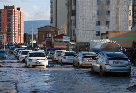 С Батсайхан Суурьшлын бүс учраас суваг татах боломжгүй усыг соруулж байна