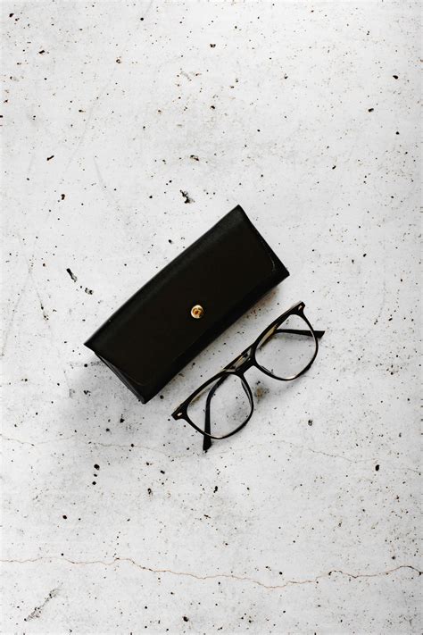 흰색 표면에 안경이 있는 검은색 직사각형 물체 사진 Unsplash의 무료 검정 이미지