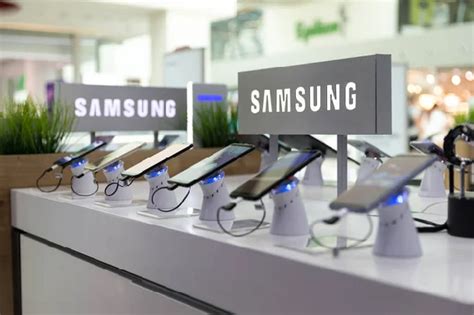 Материал Продажи флагманских смартфонов Apple и Samsung в России
