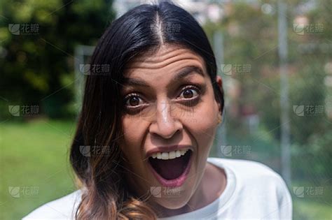 一个阳光明媚的拉丁姑娘