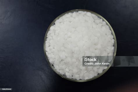 나트륨 또는 칼륨 수산화 백색 화학 화합물 펠 릿 또는 검은 배경에 페트리 접시에 Prills의 최고 보기 0명에 대한 스톡 사진 및 기타 이미지 Istock