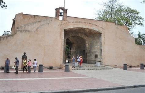 Quitarán empañete a la Puerta del Conde Ensegundos do