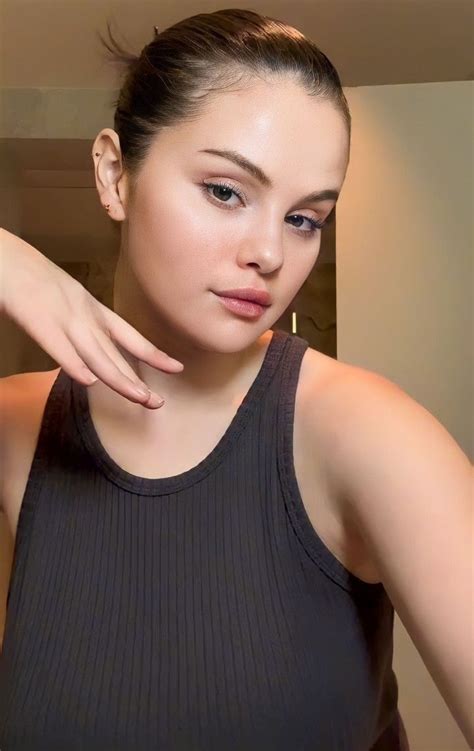 𝕍𝕚𝕚𝕧𝕚 𝕎𝕒𝕝𝕜𝕖𝕣 𝔐𝔞 adlı kullanıcının Selena Gomez panosundaki Pin Güzel kadınlar Kadın