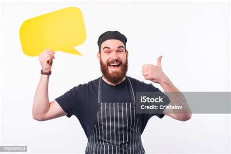 엄지 손가락을 보여주고 빈 연설 거품을 들고 있는 쾌활한 요리사 남자의 사진 캐리커처에 대한 스톡 사진 및 기타 이미지