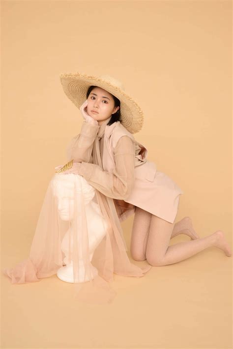 頓知気さきな、ほっそりお腹＆美バストがチラリ！初のカレンダーブックは“振れ幅全開の七変化”で魅せる E Talentbank Co Ltd