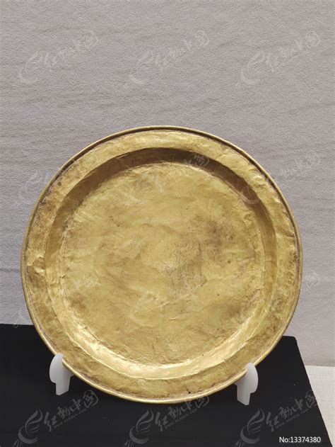元代錾花佛教人物金盘高清图片下载 红动中国