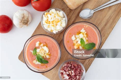 살모레조 여름에 스페인 요리의 전형적인 차가운 토마토 수프 삶은 달걀과 안달루시아 요리의 전형적인 세라노 햄을 곁들인 토마토 수프 가스파초에 대한 스톡 사진 및 기타 이미지