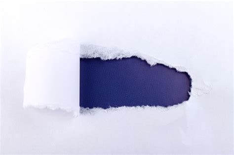 보라색 배경이있는 텍스트를위한 공간이있는 리퍼 용지 텍스트 또는 Othe 요소를 배치하는 개념 복사 공간 모형 0명에 대한 스톡