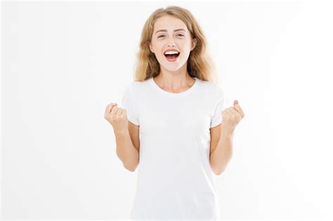 성공 개념 흰색 배경에 고립 된 빈 템플릿 티셔츠에 매우 행복하고 흥분 젊은 백인 여성 공간을 복사합니다 모의 20 24세에