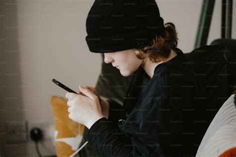 휴대폰을 사용하여 침대에 앉아 있는 여자 사진 Unsplash의 청소년 이미지