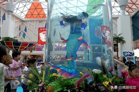 商场里现真人版美人鱼吸引顾客，最后看到美人鱼的“庐山真面目” 搜狐大视野 搜狐新闻