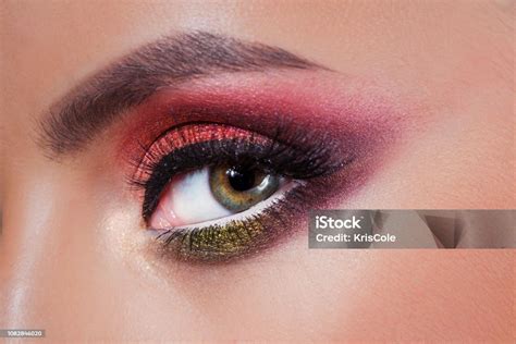 고급 스러운 스 칼 렛 색조에 놀라운 밝은 눈 메이크업입니다 핑크와 블루 컬러 컬러 아이섀도우 Charitable Foundation에 대한 스톡 사진 및 기타 이미지