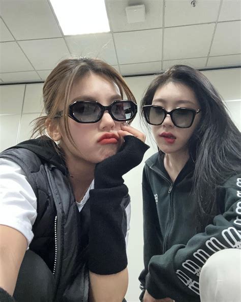 230310 Itzy Instagram Update Yeji And Chaeryeong Kpopping
