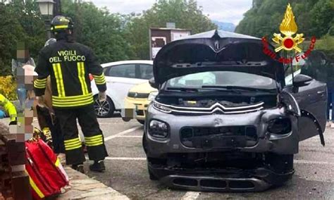 Scontro Fra Due Auto A Borgosesia Quattro Feriti Le Foto