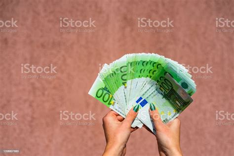 손을 잡고 유로 돈의 팬을 보여주는 또는 돈을주는 세계 돈 개념 100 유로 지폐 Eur 통화 격리 부유 한 비즈니스 사람들의