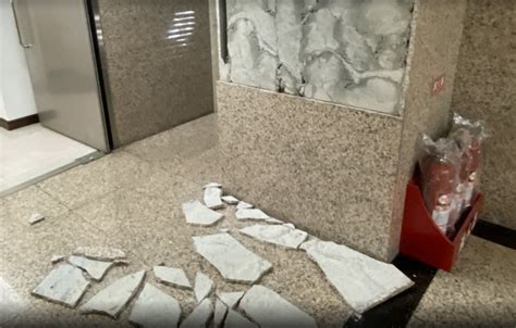 記者 編輯部 【0403大地震】立院中興大樓7樓柱子磁磚掉落 經濟委員會緊 ｜ 梅花新聞網