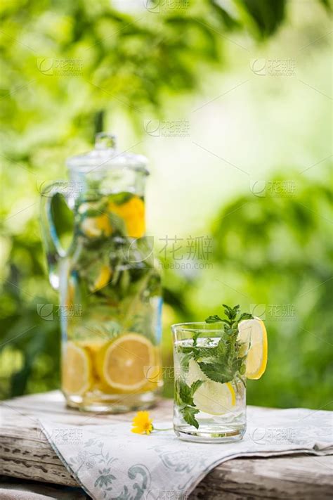 莫吉托柠檬水冷垂直画幅水鸡尾酒含酒精饮料果汁夏天户外素材 花瓣网