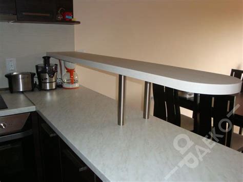 КУХНИ ПО ПОРЪЧКА П образна кухня с бар и осветителен панел от ПДЧ