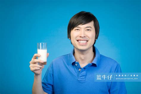 年轻男子喝牛奶 蓝牛仔影像 中国原创广告影像素材
