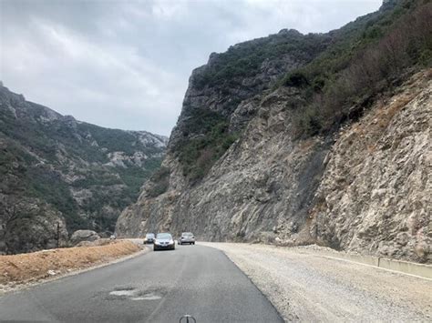 Aksidenti tragjik me dy të vdekur në Rrugën e Arbrit pas përplasjes