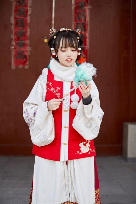身穿喜庆汉服吃棉花糖的少女图片 包图网企业站
