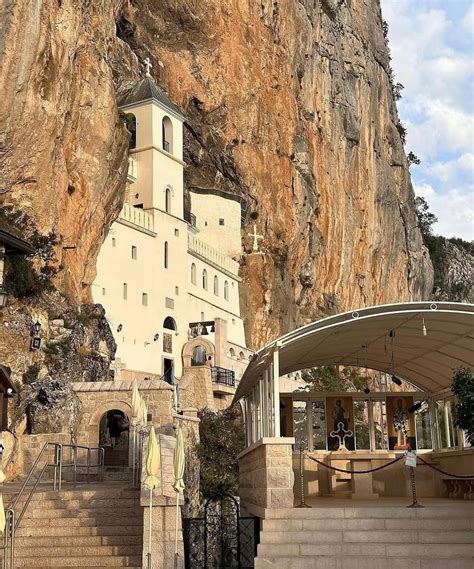 Неверојатни сцени пред Острог Луѓе од различни вери се собраа пред манастирот ВИДЕО