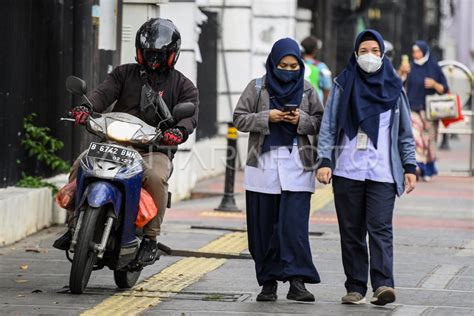 Pemotor Melintasi Jalur Pedestrian Di Jakarta ANTARA Foto