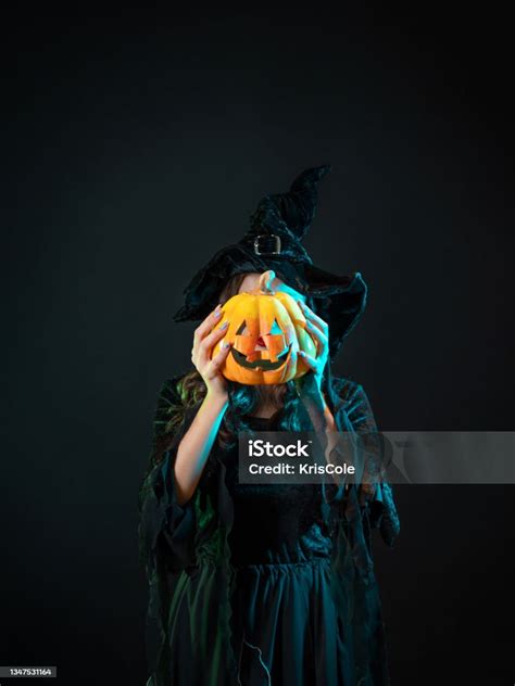 웃는 얼굴로 호박을 들고 있는 뾰족한 모자를 쓴 아름다운 마녀 10월에 대한 스톡 사진 및 기타 이미지 10월 18 19세 가을 Istock