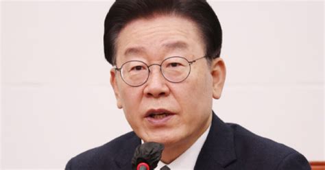 이재명 새해 첫날 김대중·노무현 묘역 참배 이튿날 文 대통령 예방