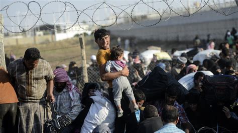 Syrische Vluchtelingen Massaal Door De Hekken Bij Turkse Grensstad