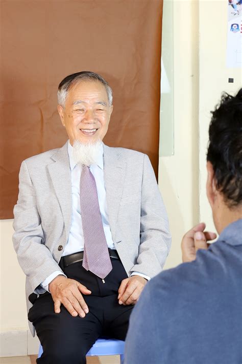 아시아 가장 젊은 날을 찍어드립니다 캄보디아 한인회 무료 장수사진 촬영 행사 열어