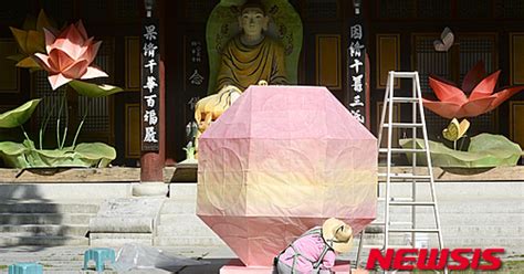 부처님 오신날 준비에 바쁜 동화사