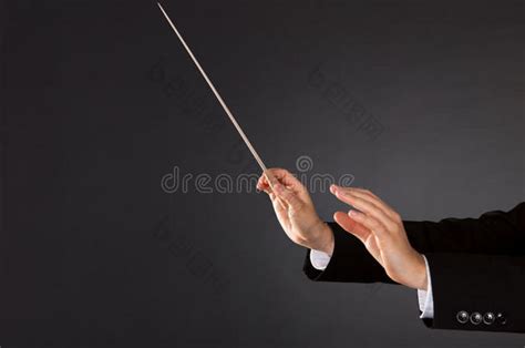 手握指挥棒的音乐指挥图片 包图网企业站