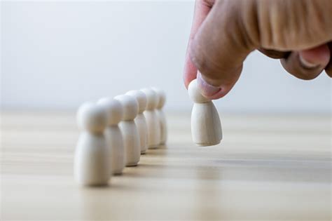 인적 자원 인재 관리 채용 직원 성공적인 비즈니스 팀 리더 개념 손은 군중에서 눈에 띄는 나무 사람들을 선택합니다 30 34세에