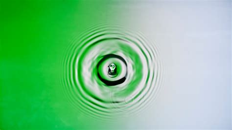 표면에 닿을 때 물방울이 튀어나와 잔물결을 일으킵니다 물에 대한 스톡 사진 및 기타 이미지 물 바로 위 방울 Istock