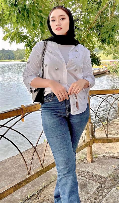 Pin Oleh Suzanaa Di Section A Wanita Berlekuk Wanita Gaya Hijab