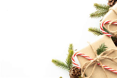 선물 상자와 아름다운 크리스마스 배경 흰색 배경 위에 소나무 가지와 소나무 콘으로 장식 복사 공간이 있는 상단 뷰 플리 레이 2022년에 대한 스톡 사진 및 기타 이미지