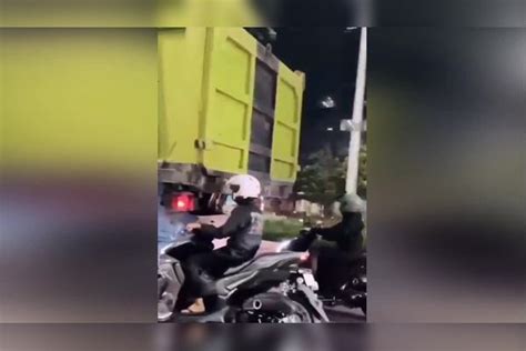 拿自己生命开玩笑！骑摩托车紧跟极速行驶的货车后，真怕出意外！
