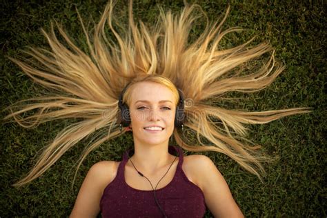 Salvaje Y Libre Jovenes Foto De Archivo Imagen De Despreocupado