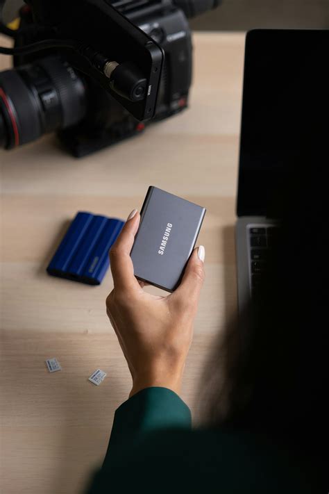 전화기를 들고 있는 손 사진 Unsplash의 무료 사진기 이미지