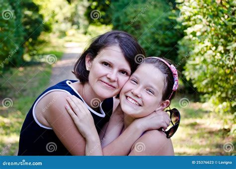 Mutter Und Ihre Tochter Stockbild Bild Von Zicklein