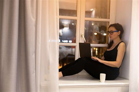 성숙한 여성은 집에서 컴퓨터를 가지고 앉아 탐색하고 글을 쓰고 동료들과 함께 연구합니다 의사 소통과 재택 근무의 개념 45 49세에 대한 스톡 사진 및 기타 이미지 Istock